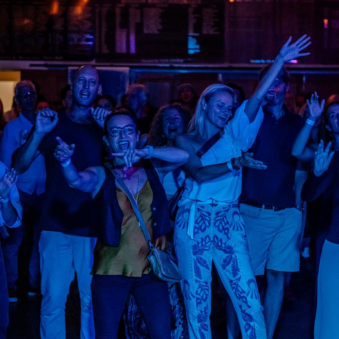 Big Crowd Sing Along - Sing On Social